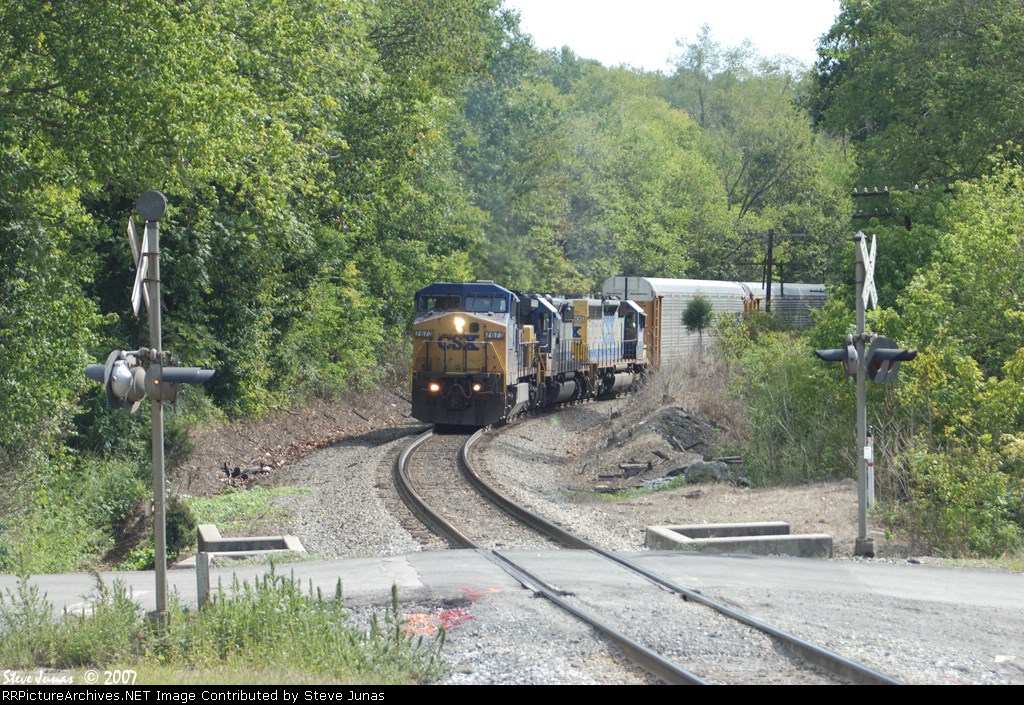 CSX 7673 leads Q526 out of tunnel